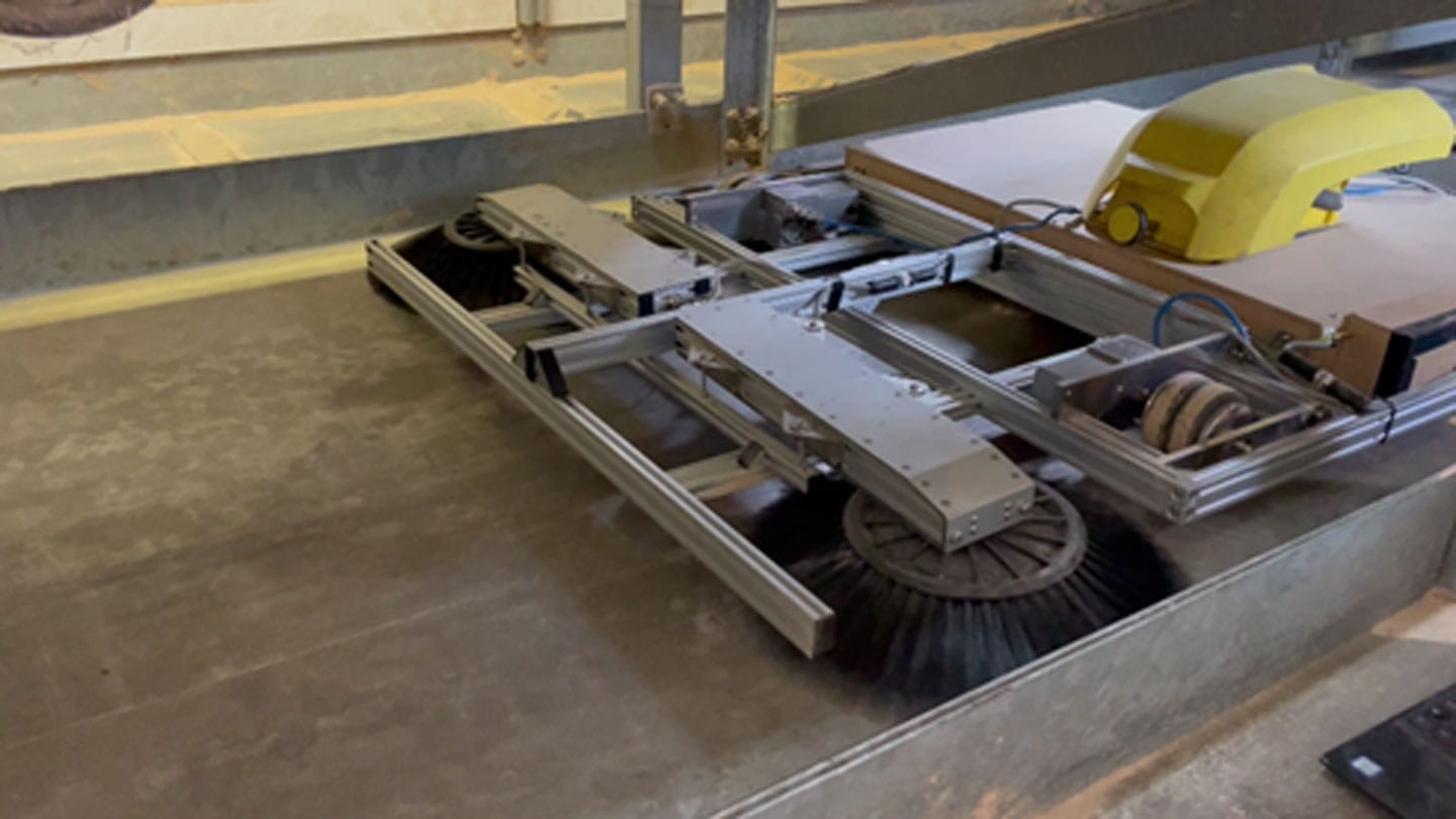 New robotically cleaning machine